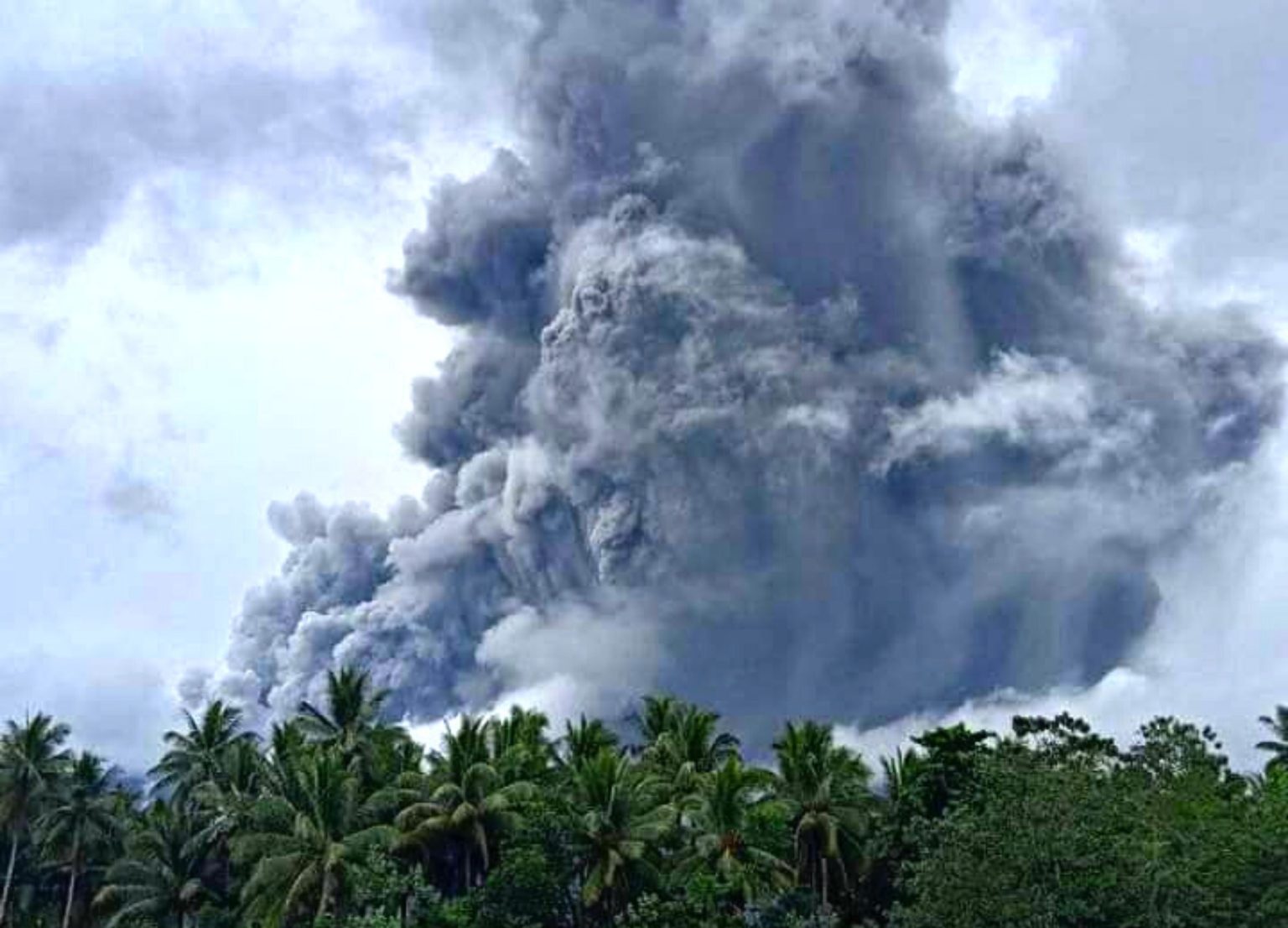 Mt. Bulusan Explodes on June 5, 14 Hikers, 4 Guides Rescued