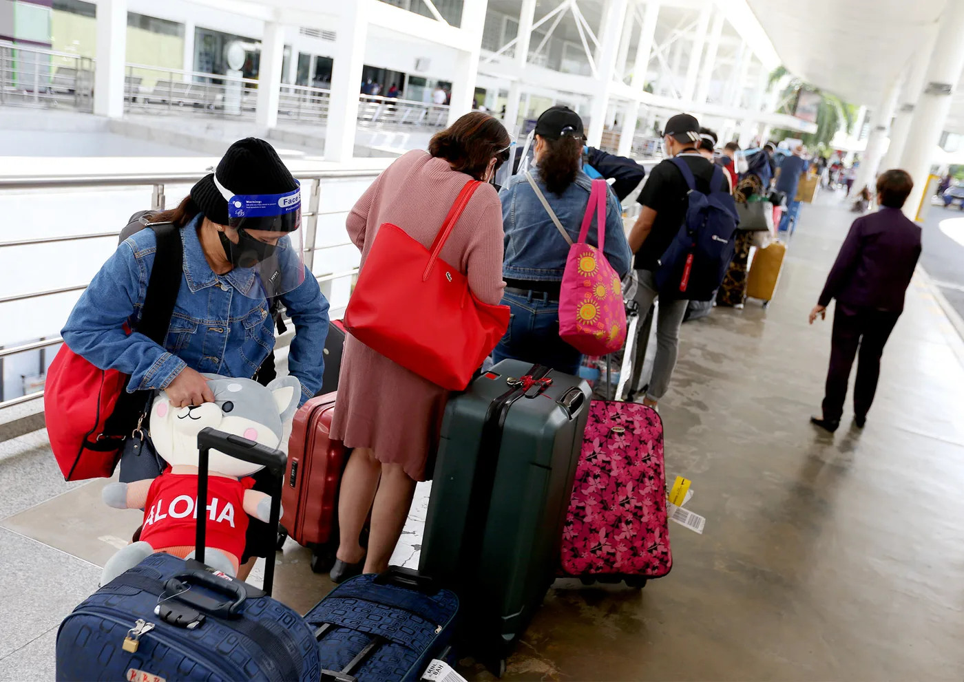 Senators Propose New OFW Helpline