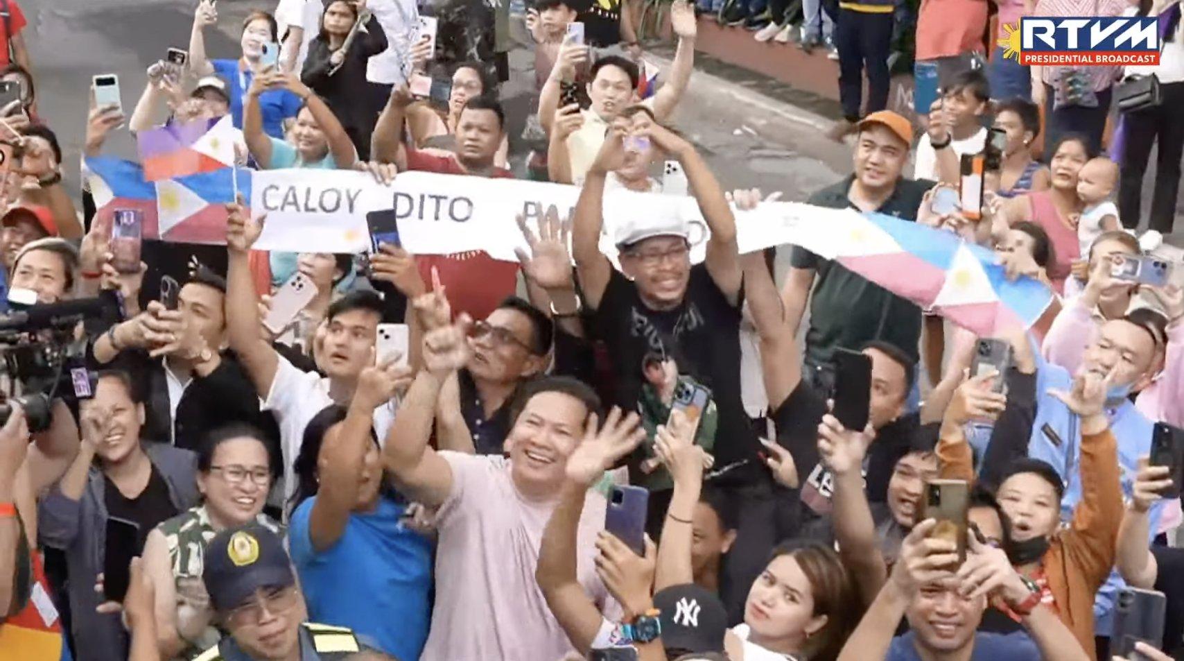 Carlos Yulo’s Father Joins Audience of PH Olympians Heroes’ Parade